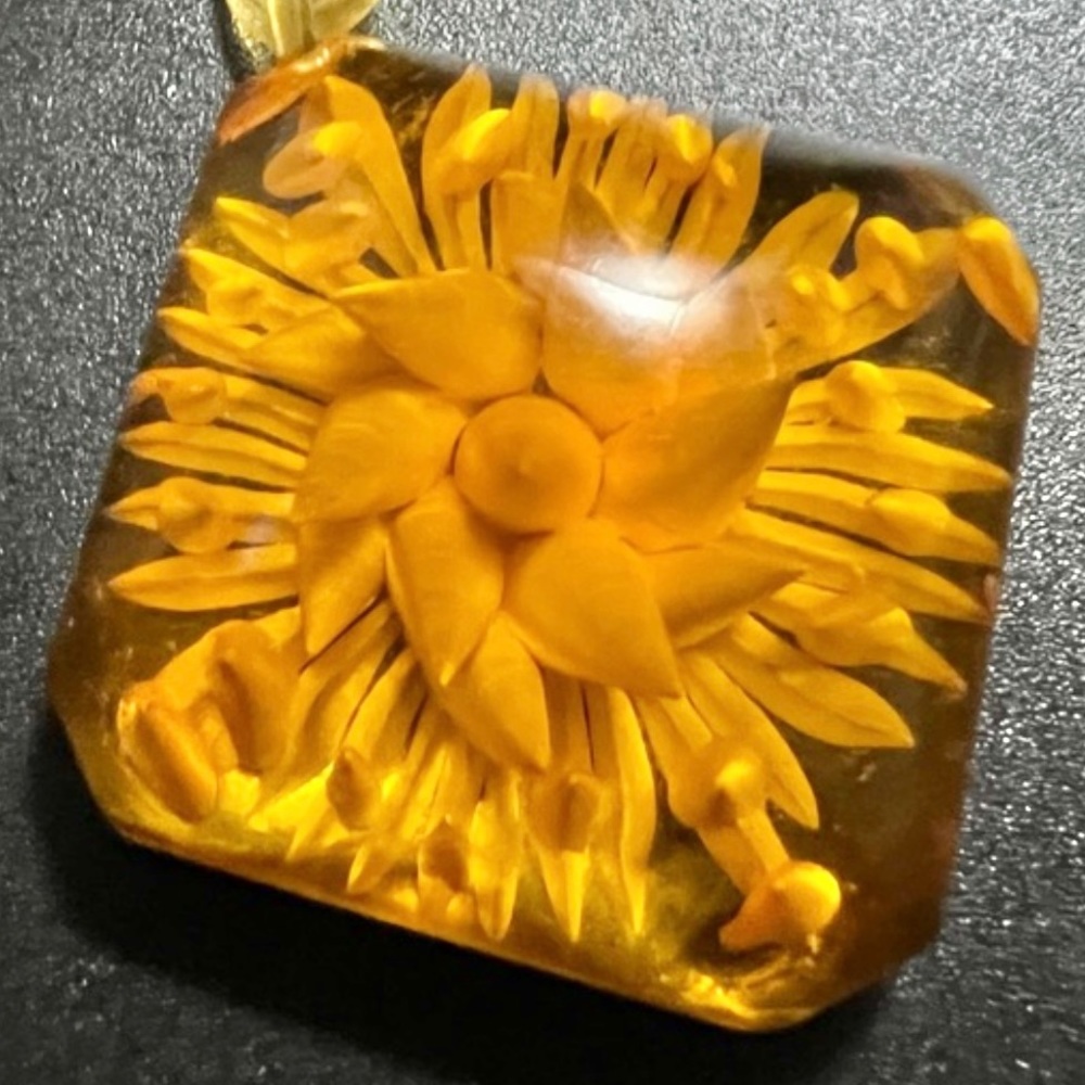 Vintage Art Deco Bakelite Reverse Carved Flower Neckl… - Gem